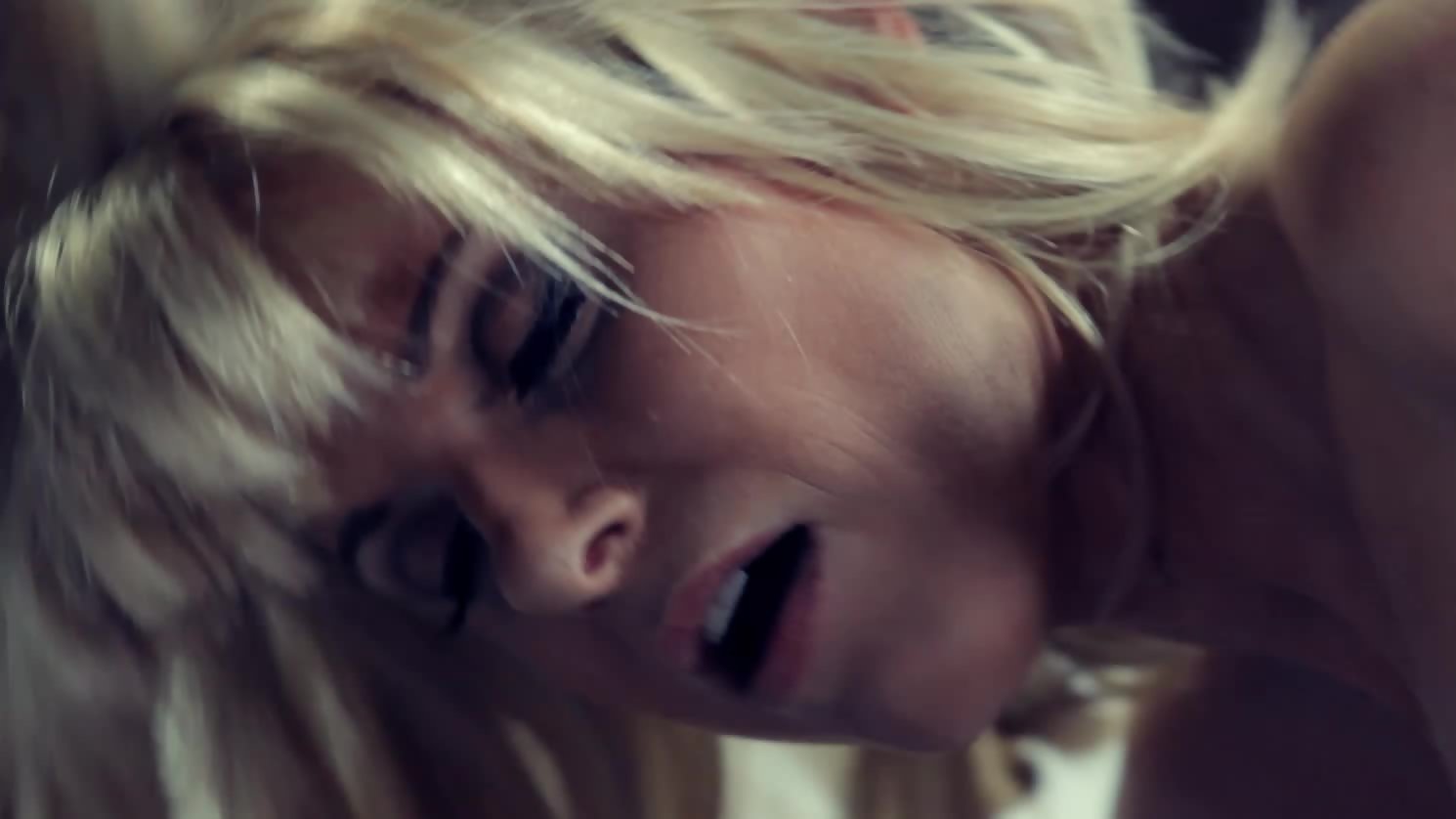 Woman In A Blonde Wig And Black Boots Enjoys Sex On A Spaceship 4362